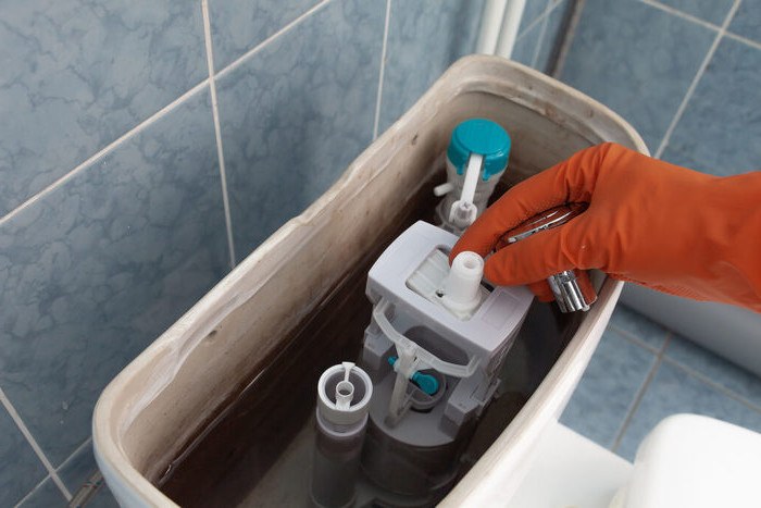 5 razones comunes por las que su inodoro no tira de la cadena y qué hacer